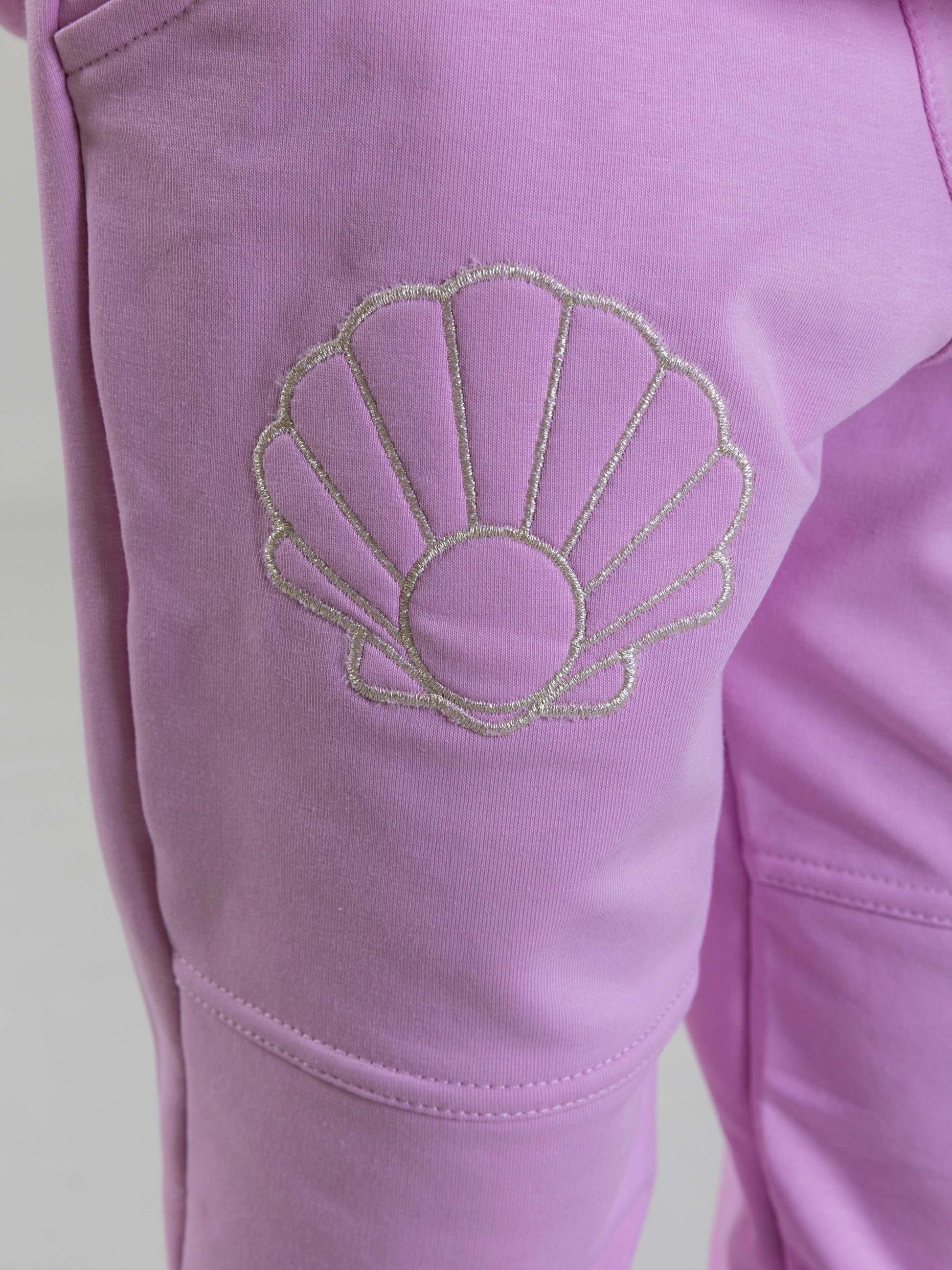 PEAR- Seashell embroidered sweat pant – THEFAVEUAE